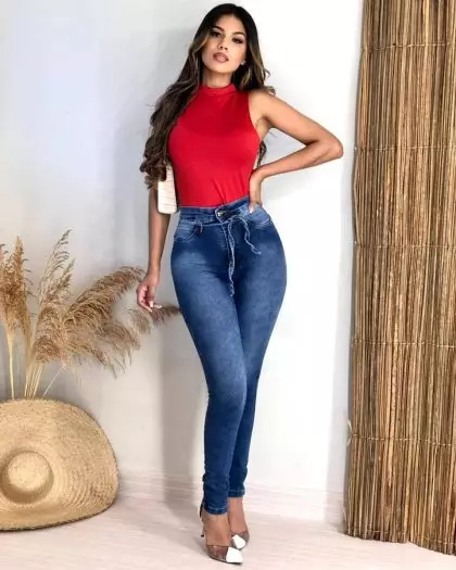 Como comprar jeans que estão perfeitamente sentados na figura: 5 truques sem encaixar na loja 1007_4