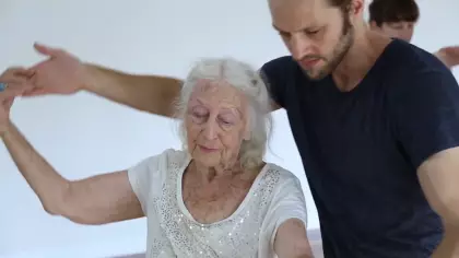 Sense fills i marit, sinó en ballar 80 anys. Mostra quina ballerina de 106 anys sembla i què és el seu secret 1101_5