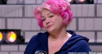 50 años de edad con cabello rosa en una 