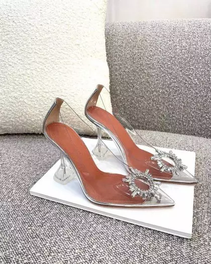 7 pares de sapatos que nenhuma mulher rica irá adicionar ao seu guarda-roupa 1437_4