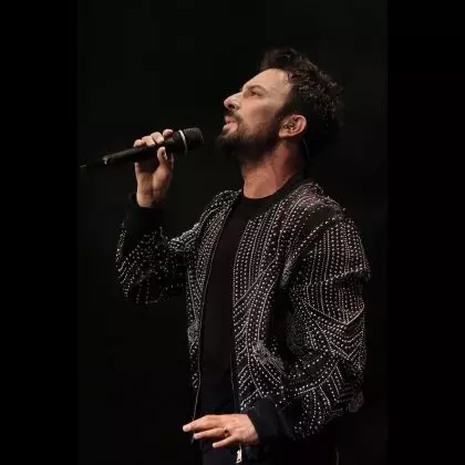 Turkse aantreklike Tarkan van die 90's. Hoe dit vandag lyk, waarom het die toneel gegooi en wie sy vrou 1479_3