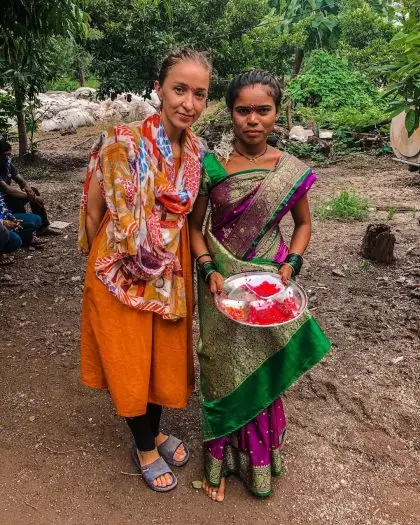 हिंदू, भारतात आणि बागेत काम करत आहे. एक वर्षानंतर, रशियन स्त्री काझीनपासून राहते 1781_6