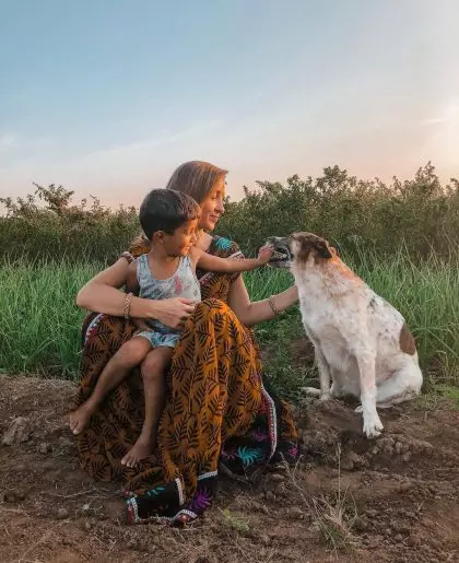 हिंदू, भारतात आणि बागेत काम करत आहे. एक वर्षानंतर, रशियन स्त्री काझीनपासून राहते 1781_8