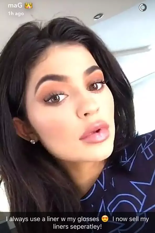 Kylie Jenner osoitti, miten ja mikä aiheuttaa jokapäiväistä meikkiä 19915_40