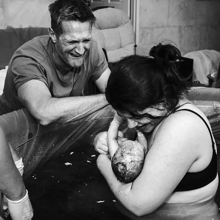 Strong photos of fathers who were present at the birth of their children 20022_25