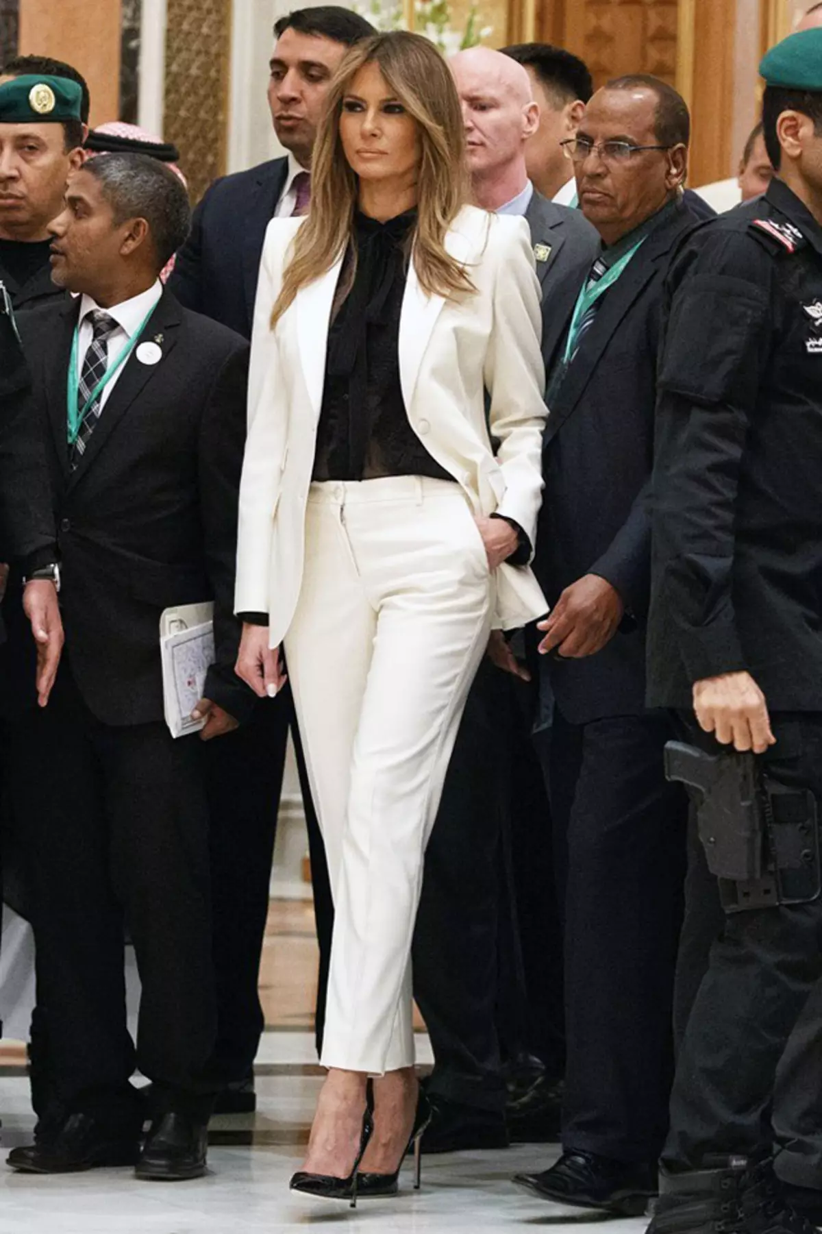 Klambi modis saka Melania Trump ing reseptor resmi 20584_2