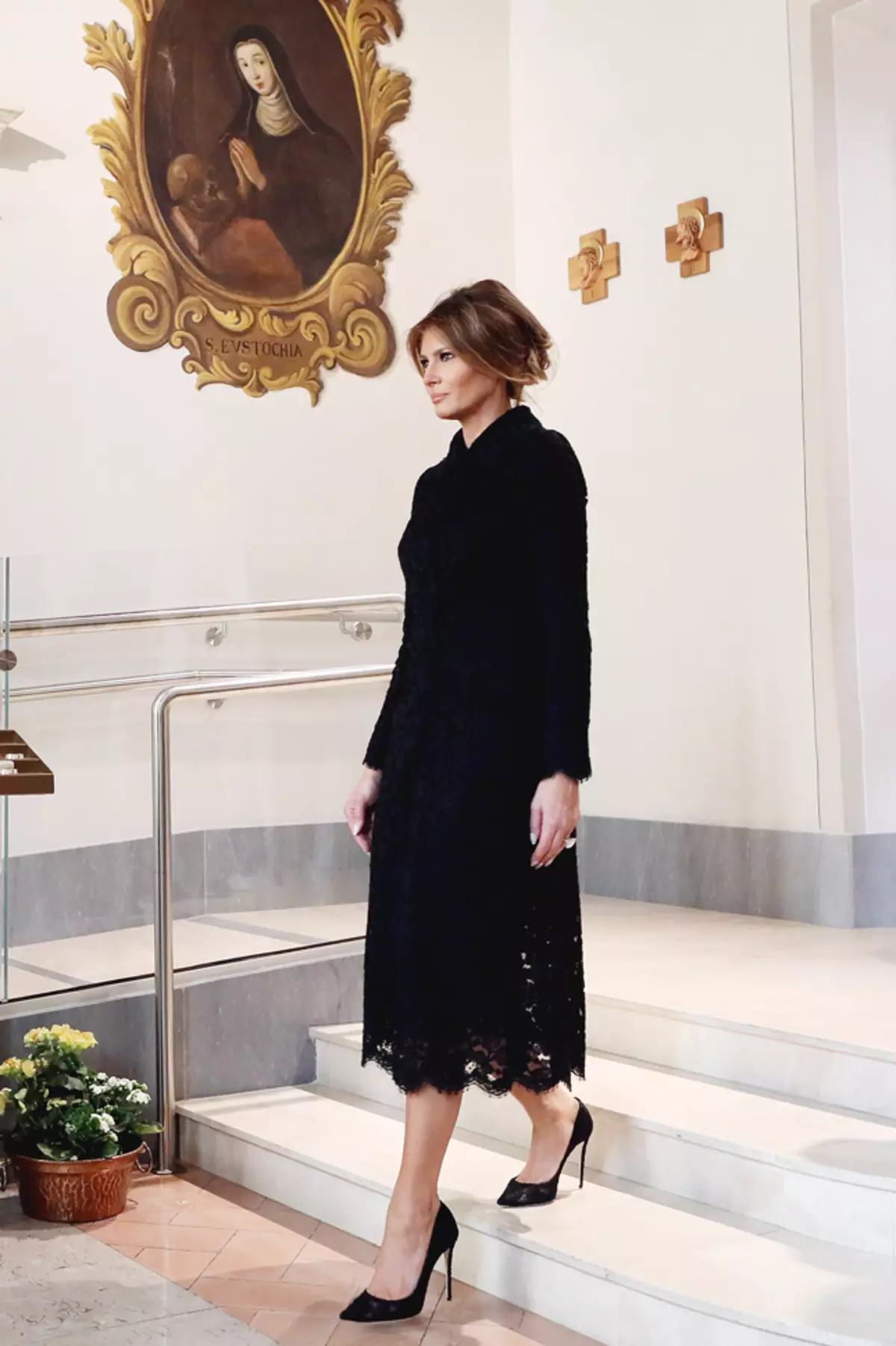 Fashionable outfits ng melania trump sa mga opisyal na receptions. 20584_4