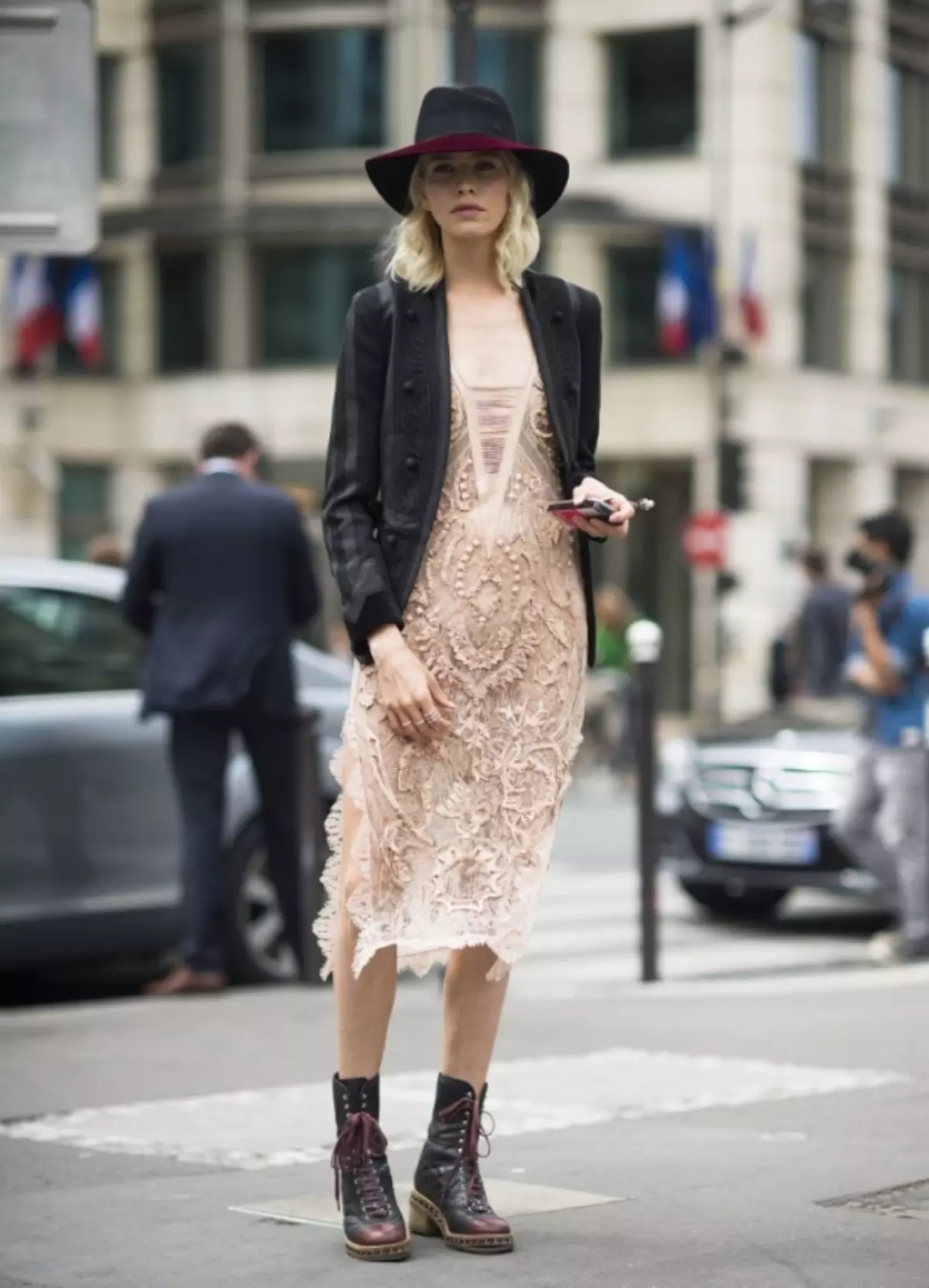 Easy and grace: 15 amazing images with lace dress 20714_15