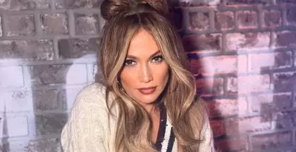 Dekolt och klackar: 50-årig Jennifer Lopez och på självisolering ser ut som det är nödvändigt 23994_1