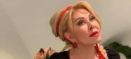 Lyubov USPENSKAYA de 66 años de edad en el autocismo puesto en un vestido ucraniano y la trenza de 