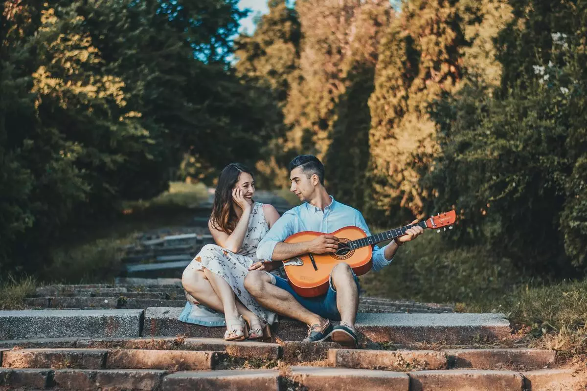 Her zodiak belgisiniň horoskopyna esaslanýan flirt etdi