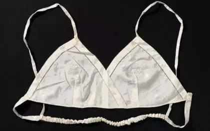 Prenez sur la poitrine: histoire de soutien-gorge mondiale 25418_11