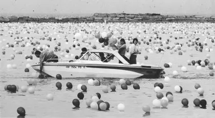 Quelle a tourné l'idée pour libérer 1,5 million de boules dans l'air en même temps 2596_1