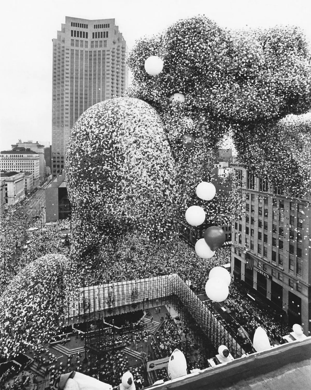 Quelle a tourné l'idée pour libérer 1,5 million de boules dans l'air en même temps 2596_5