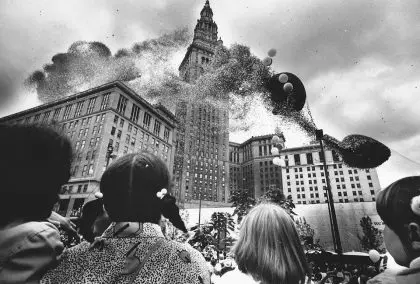 Quelle a tourné l'idée pour libérer 1,5 million de boules dans l'air en même temps 2596_6