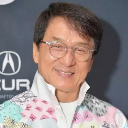 Jackie Chan libbet hast 40 jier mei syn frou. As de ienris ferneamde aktrise lin Fengjiao liket hjoed 281_4