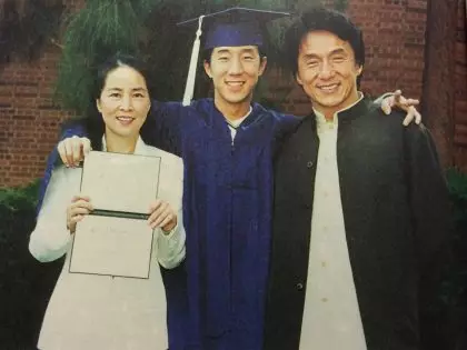 Jackie Chan tinggal bersama istrinya selama hampir 40 tahun. Sebagai aktris yang dulu terkenal Lin Fengjiao terlihat seperti hari ini 281_6