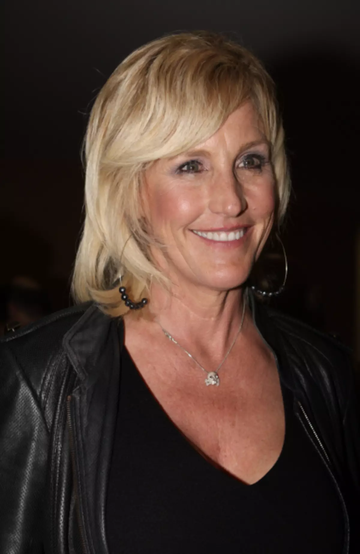 Mayi wopanda mayi wokhala ndi ana atatu wakhala miliyoneya. Monga Erin Brockovich adapeza $ 2.5 miliyoni 3141_2