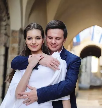 Akaanguka kwa upendo na Miss Ukraine na kwa siri ndoa. Upendo kuu unaonekana kama Dmitry Komarov mwenye umri wa miaka 37 kutoka 