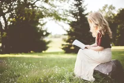 3 boeken die op school zitten, leken saai, maar in de volwassenheid - het is een opslagplaats van wijsheid 3704_1