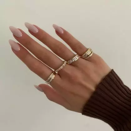 23 Ontwerp van lange nagels, waarvoor een luxueuze vrouw te zien is van veraf 3903_105