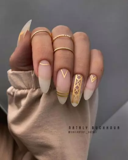 23 Ontwerp van lange nagels, waarvoor een luxueuze vrouw te zien is van veraf 3903_123