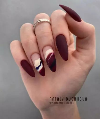 23 Ontwerp van lange nagels, waarvoor een luxueuze vrouw te zien is van veraf 3903_125