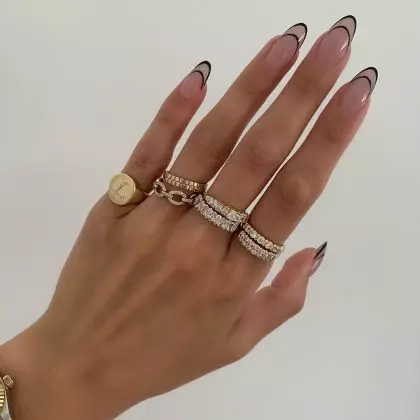 23 Ontwerp van lange nagels, waarvoor een luxueuze vrouw te zien is van veraf 3903_19