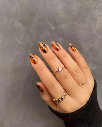 23 Ontwerp van lange nagels, waarvoor een luxueuze vrouw te zien is van veraf 3903_27