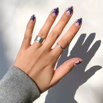 23 Ontwerp van lange nagels, waarvoor een luxueuze vrouw te zien is van veraf 3903_43