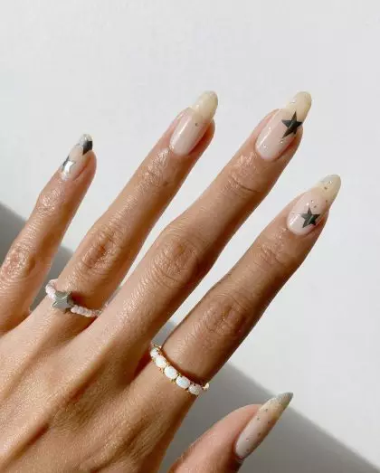 23 Ontwerp van lange nagels, waarvoor een luxueuze vrouw te zien is van veraf 3903_46