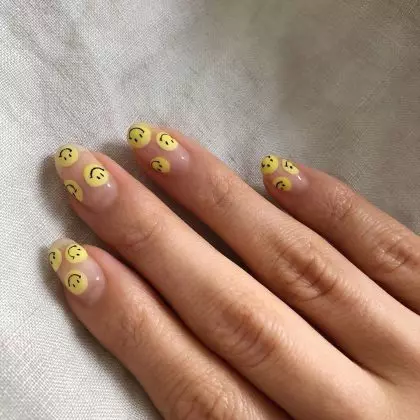 23 Ontwerp van lange nagels, waarvoor een luxueuze vrouw te zien is van veraf 3903_61