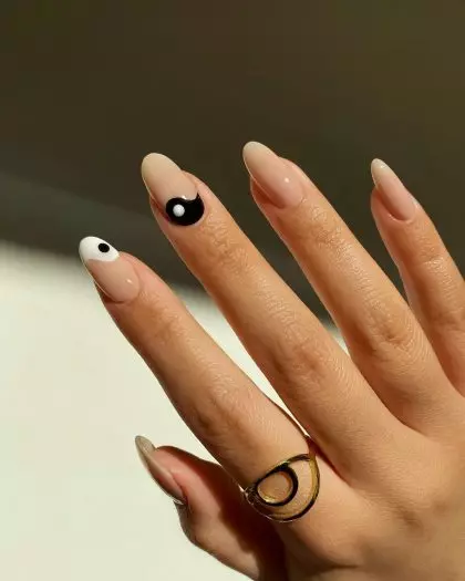 23 Ontwerp van lange nagels, waarvoor een luxueuze vrouw te zien is van veraf 3903_63