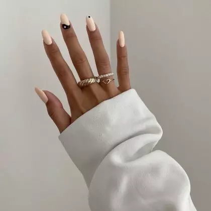 23 Ontwerp van lange nagels, waarvoor een luxueuze vrouw te zien is van veraf 3903_64