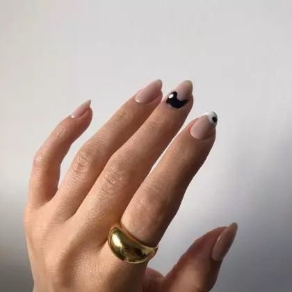 23 Ontwerp van lange nagels, waarvoor een luxueuze vrouw te zien is van veraf 3903_65