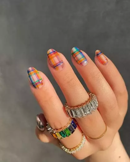 23 Ontwerp van lange nagels, waarvoor een luxueuze vrouw te zien is van veraf 3903_71