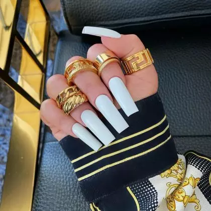 23 Ontwerp van lange nagels, waarvoor een luxueuze vrouw te zien is van veraf 3903_79