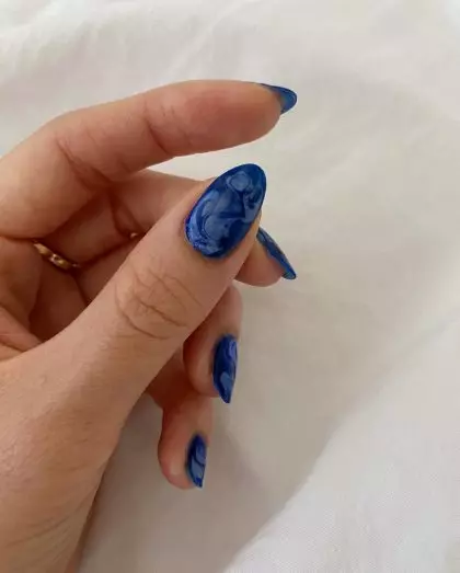 23 Ontwerp van lange nagels, waarvoor een luxueuze vrouw te zien is van veraf 3903_90