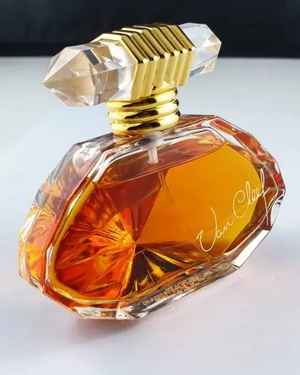 4 Fragrances kwamba wanawake wanapenda kwa treni sugu. 4354_5