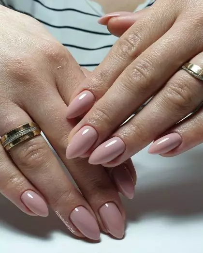 Ano ang hitsura ng kalsada manicure: 5 trend sa disenyo ng kuko 4716_13