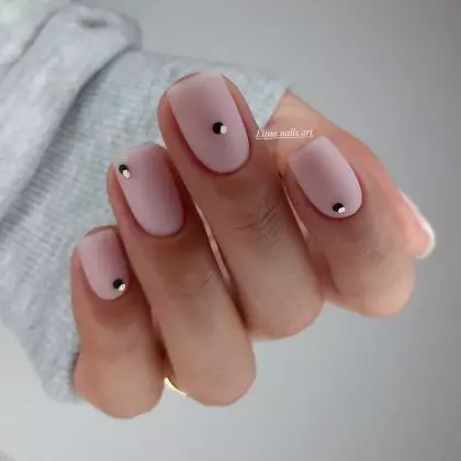 Ano ang hitsura ng kalsada manicure: 5 trend sa disenyo ng kuko 4716_14