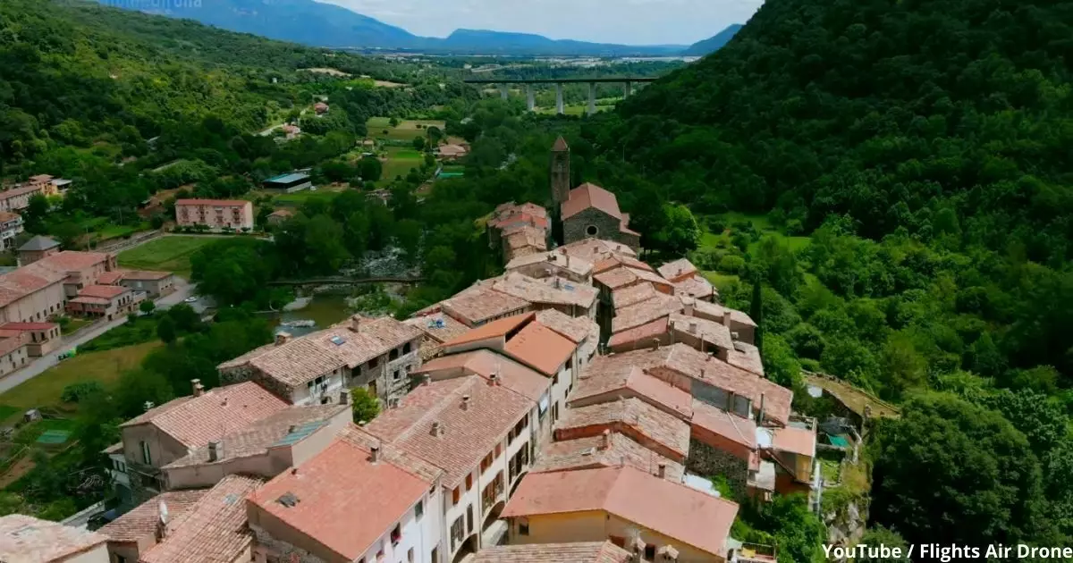 Stad in Spanje, waar mensen wonen op de afgrond. Hoe ziet eruit en waarom er nergens anders is