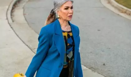 Fashionista en 58 años lleva 7 cosas para que los jóvenes admiran su estilo. 6229_1