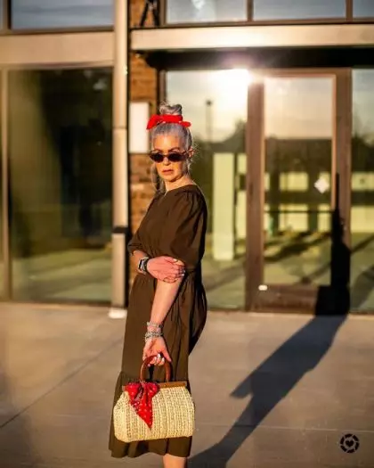 Fashionista en 58 años lleva 7 cosas para que los jóvenes admiran su estilo. 6229_14