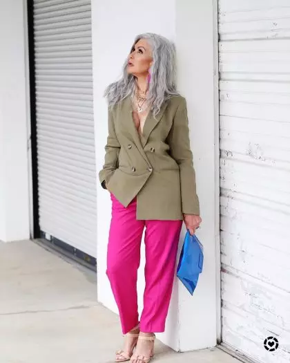 Fashionista en 58 años lleva 7 cosas para que los jóvenes admiran su estilo. 6229_2