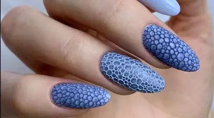 Manicure Perancis - tidak lagi dalam trend: 8 Idea yang bergaya dengan tahun reka bentuk baru 6740_1