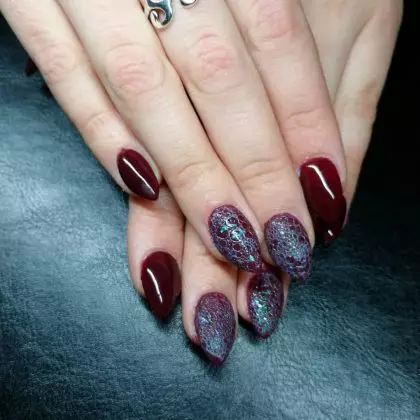 Manicure Perancis - tidak lagi dalam trend: 8 Idea yang bergaya dengan tahun reka bentuk baru 6740_2