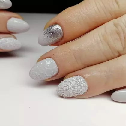 Manicure Perancis - tidak lagi dalam trend: 8 Idea yang bergaya dengan tahun reka bentuk baru 6740_3