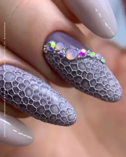 Manicure Perancis - tidak lagi dalam trend: 8 Idea yang bergaya dengan tahun reka bentuk baru 6740_8