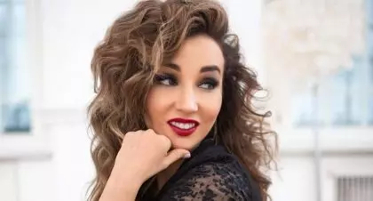 אָפּטיש אילוזיע: Anfisa טשעכאָוו שטעלן אויף אַ קלייד וואָס 